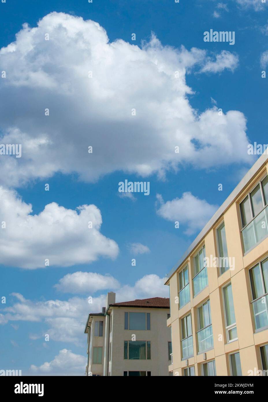 Two cream colored buildings hi-res stock photography and images - Alamy