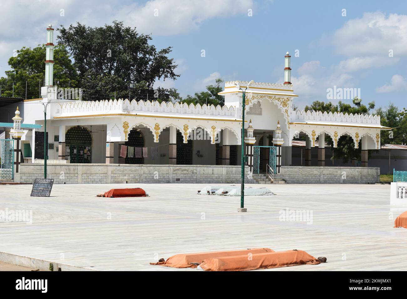 Hazrat Khwaja Hasan Khatib Chishty Rehmatullah Dargah, Mosque rear view ...