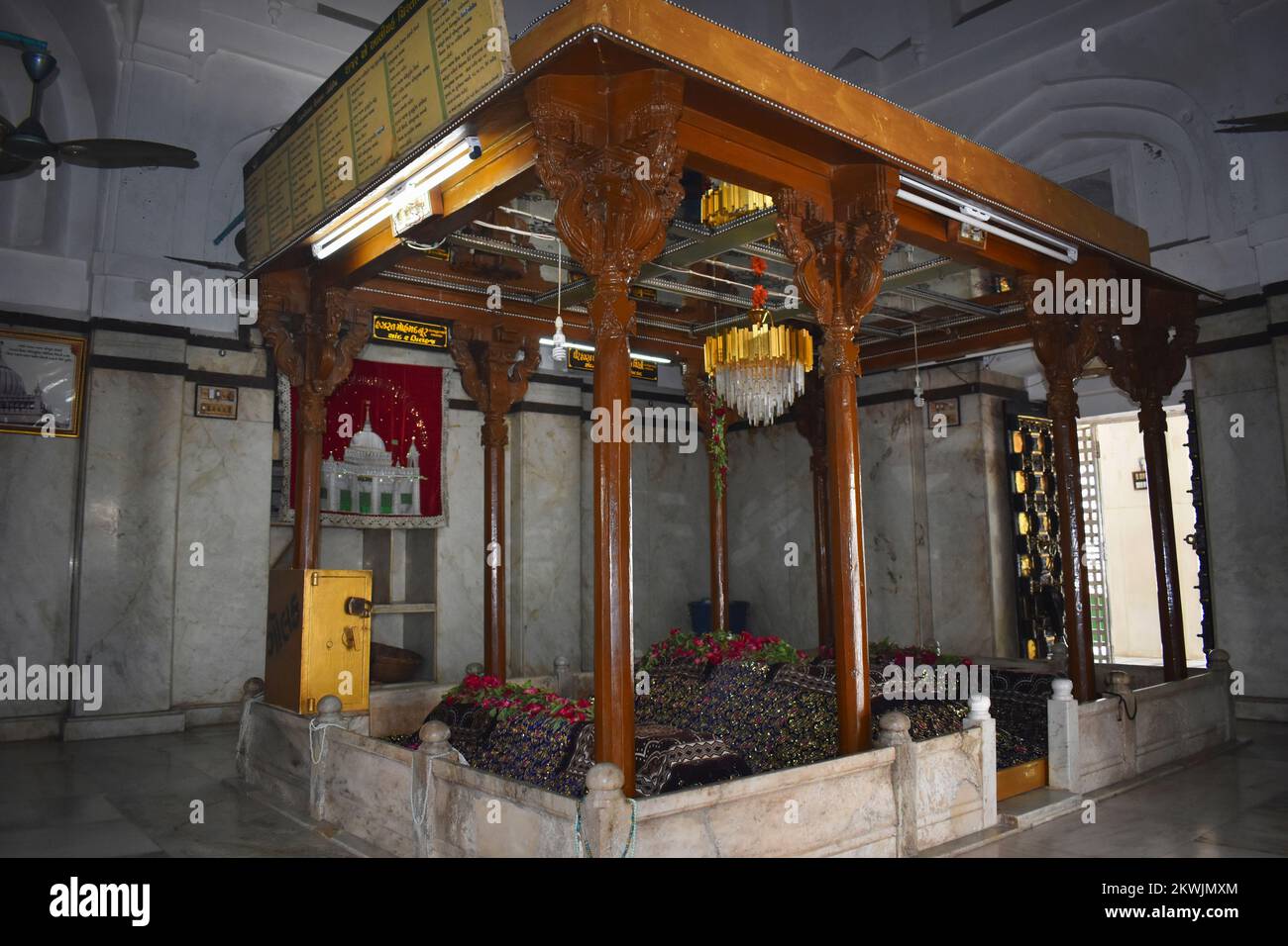 Hazrat Khwaja Hasan Khatib Chishty Rehmatullah Dargah, interior view ...