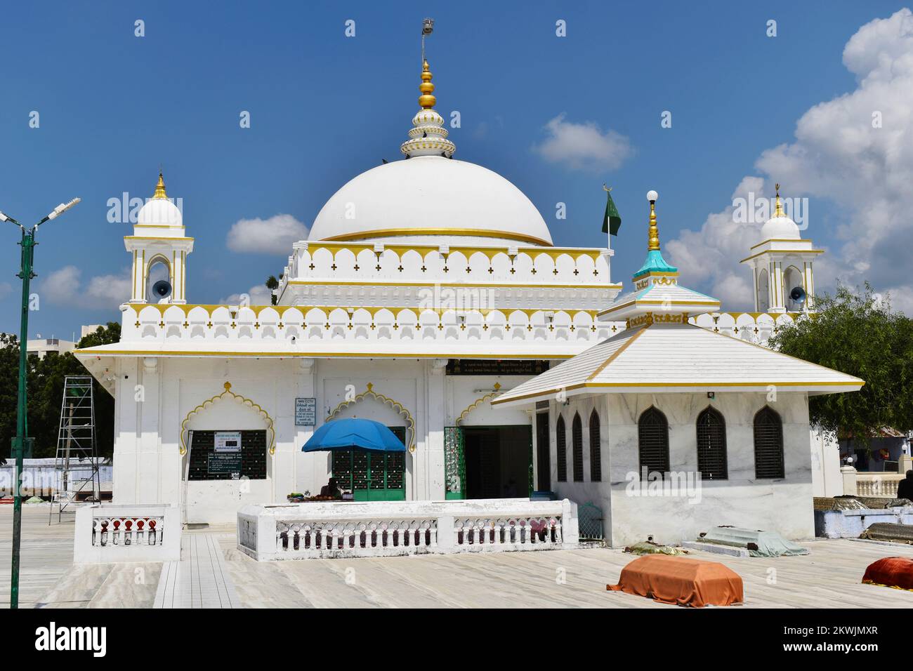 Hazrat khwaja hasan khatib chishty rehmatullah dargah hi-res stock ...