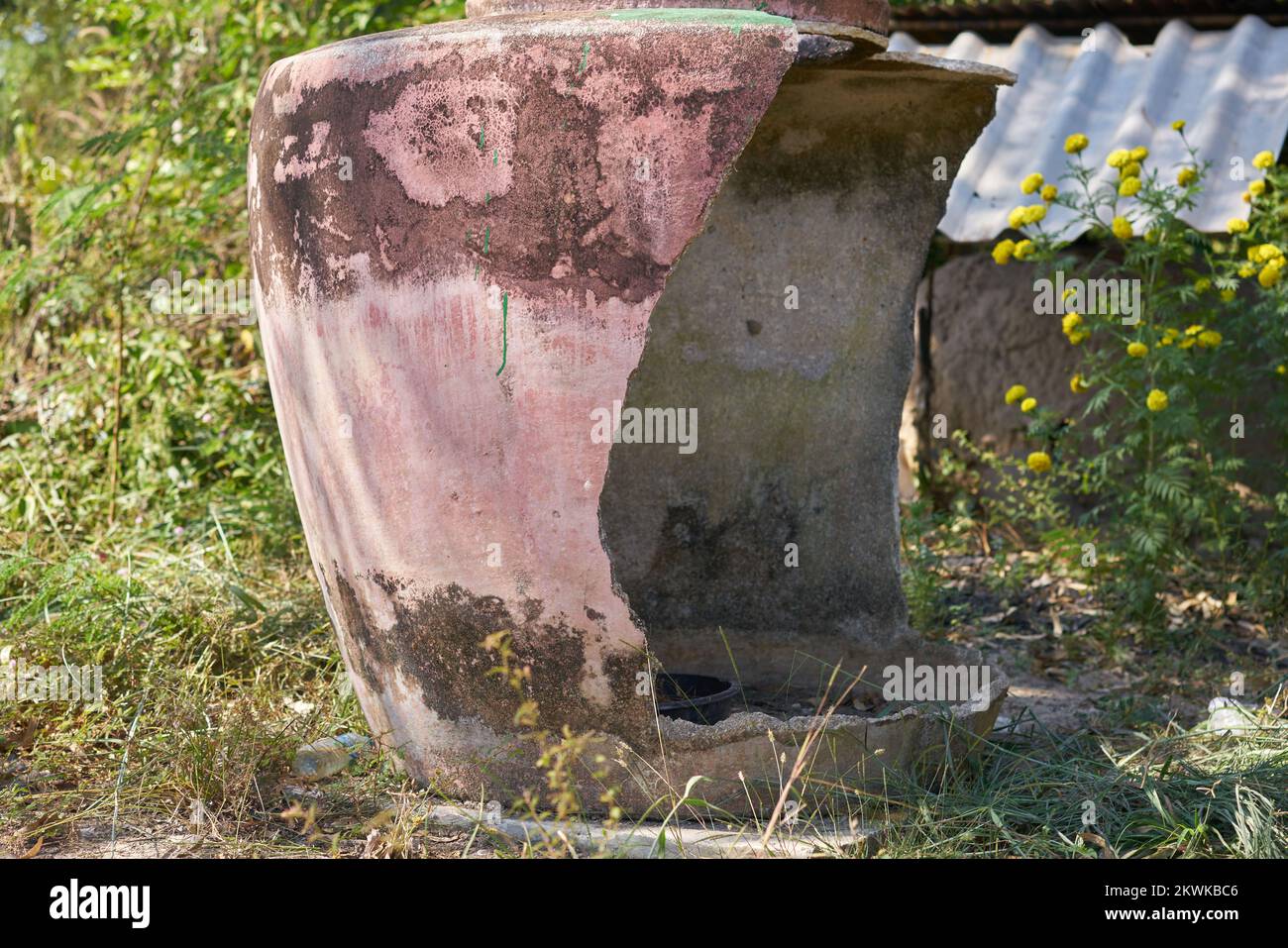 Broken pot garden hi-res stock photography and images - Alamy