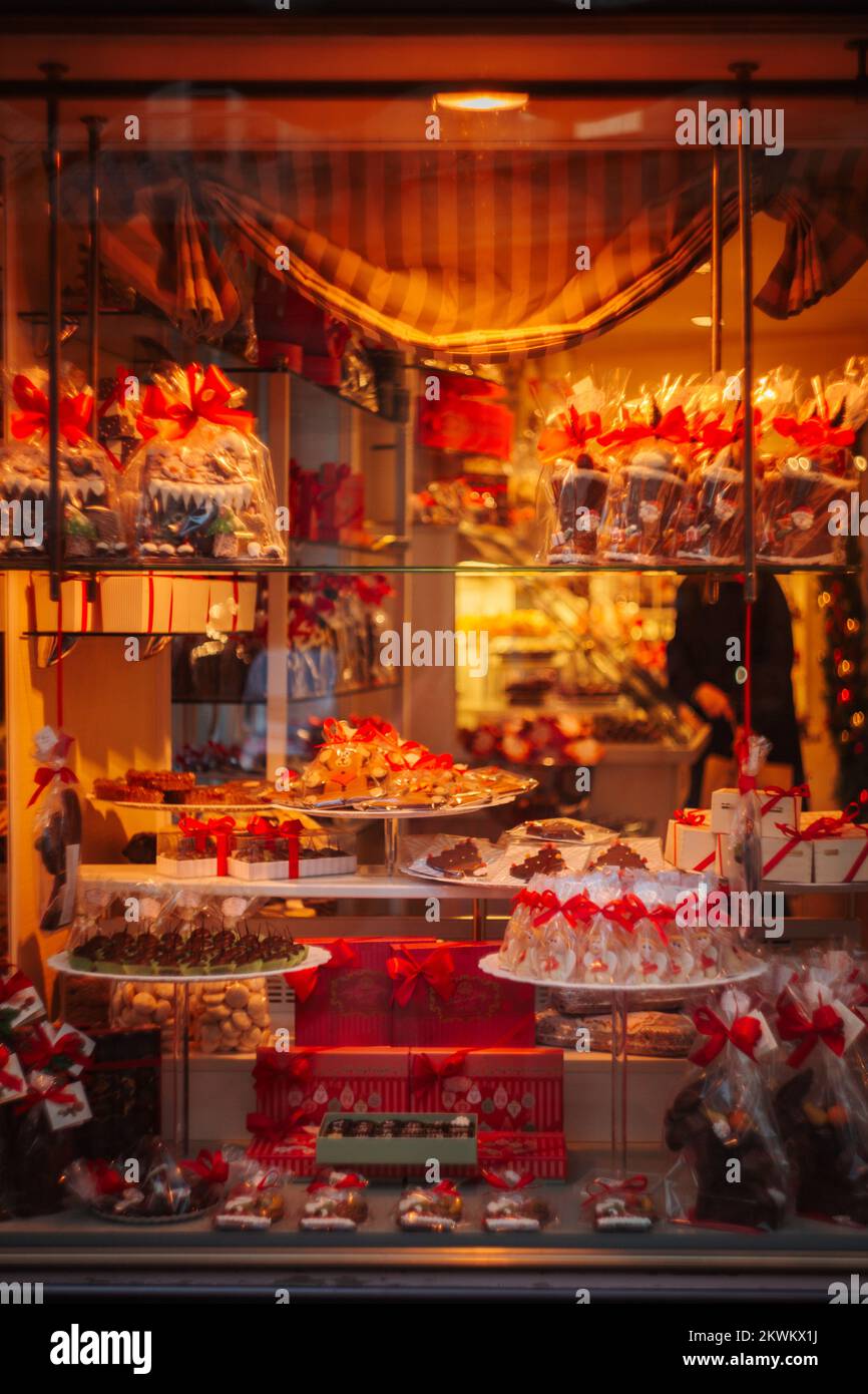 Bakery window christmas hi-res stock photography and images - Alamy