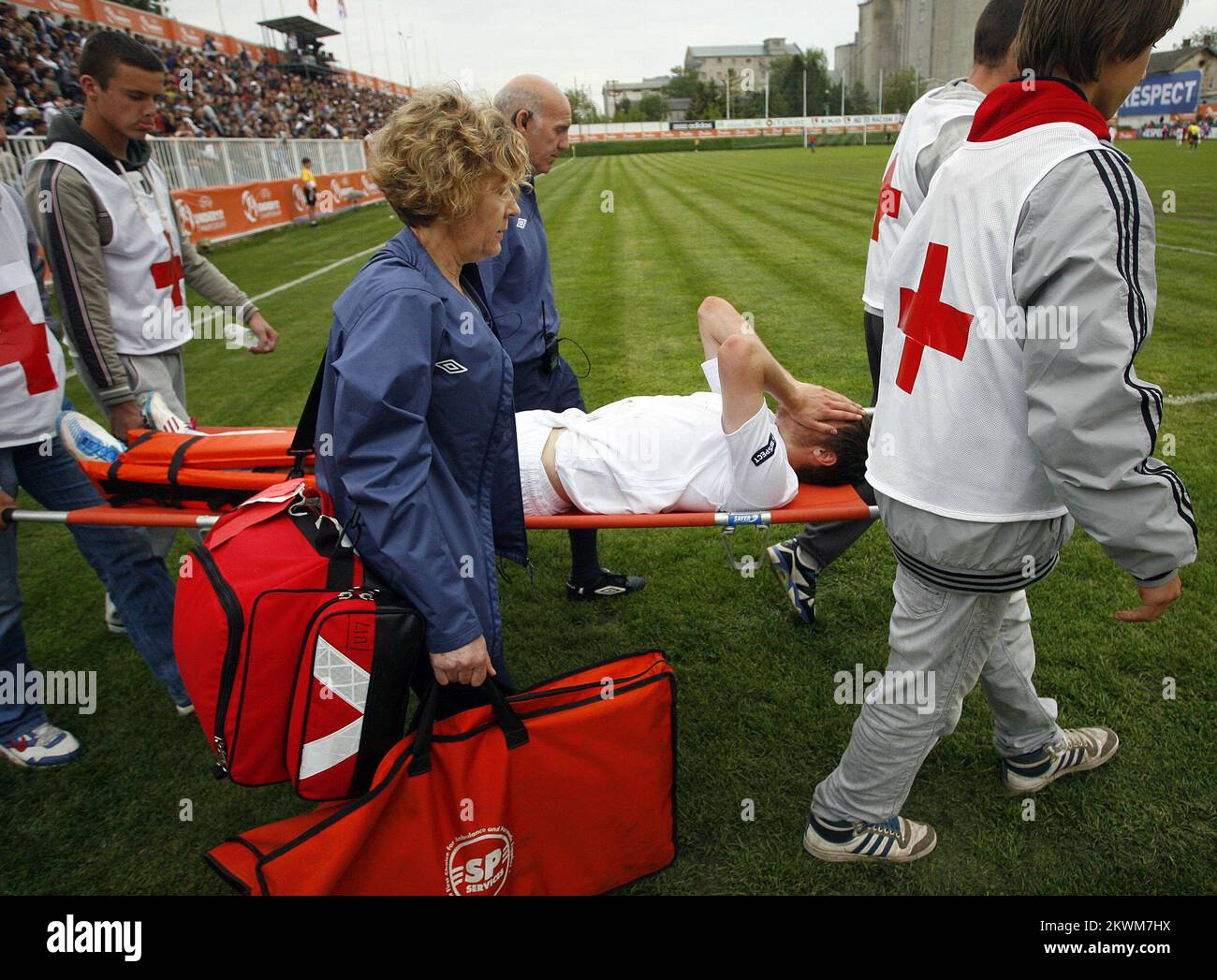Is carried off on a stretcher hi-res stock photography and images - Alamy