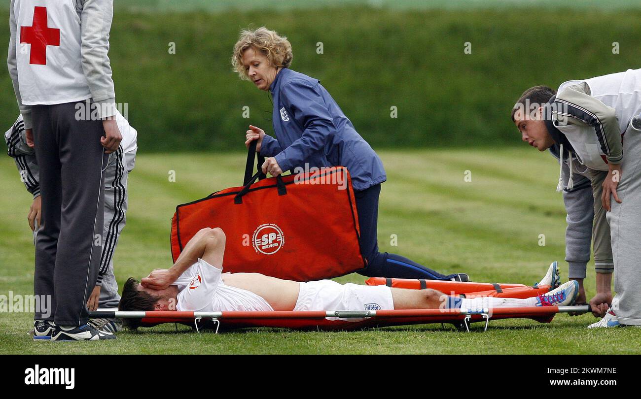 Is carried off on a stretcher hi-res stock photography and images - Alamy