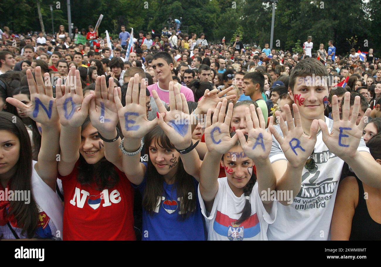 Tennis fans outside wimbledon hi-res stock photography and images - Alamy