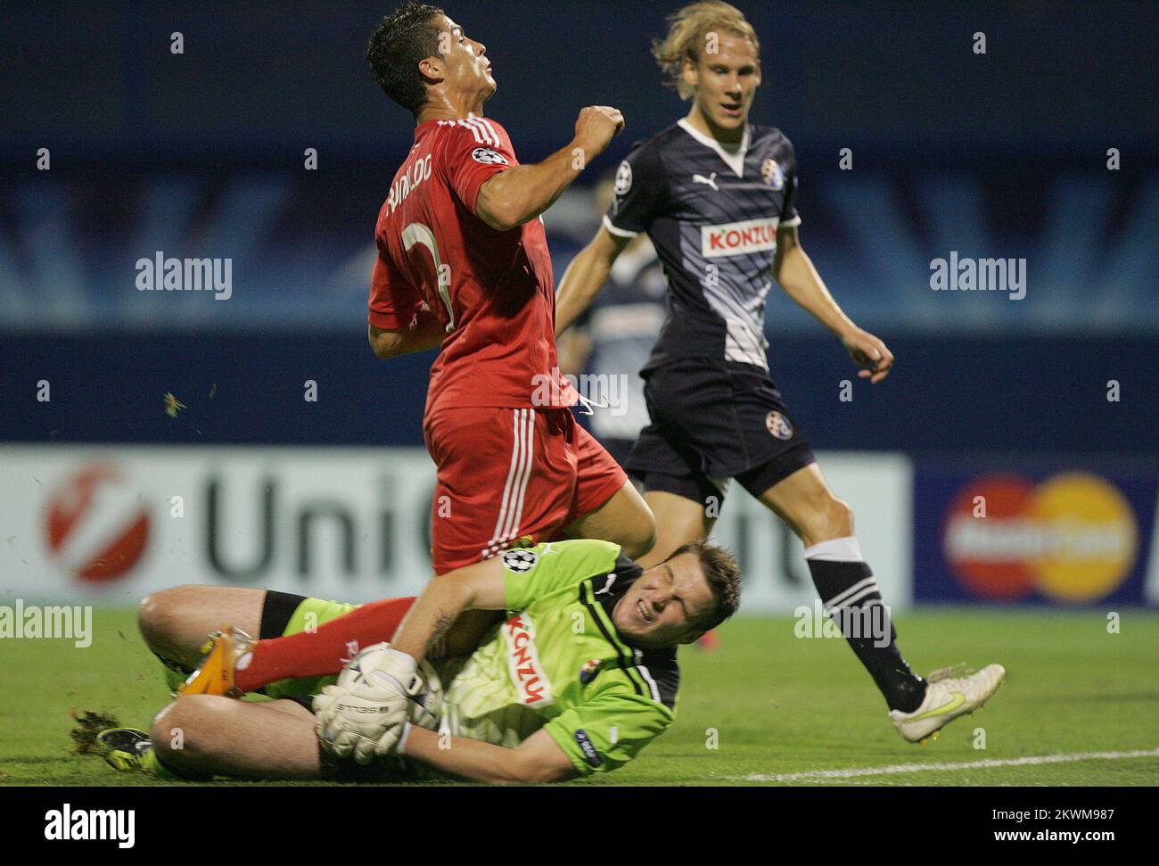 Real Madrid's Cristiano Ronaldo,Dinamo Zagreb's Ivan Kelava Stock Photo ...