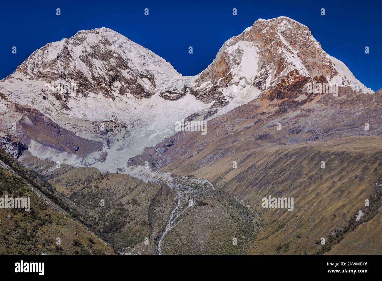 Huascaran Mountain massif in Cordillera Blanca, snowcapped Andes ...