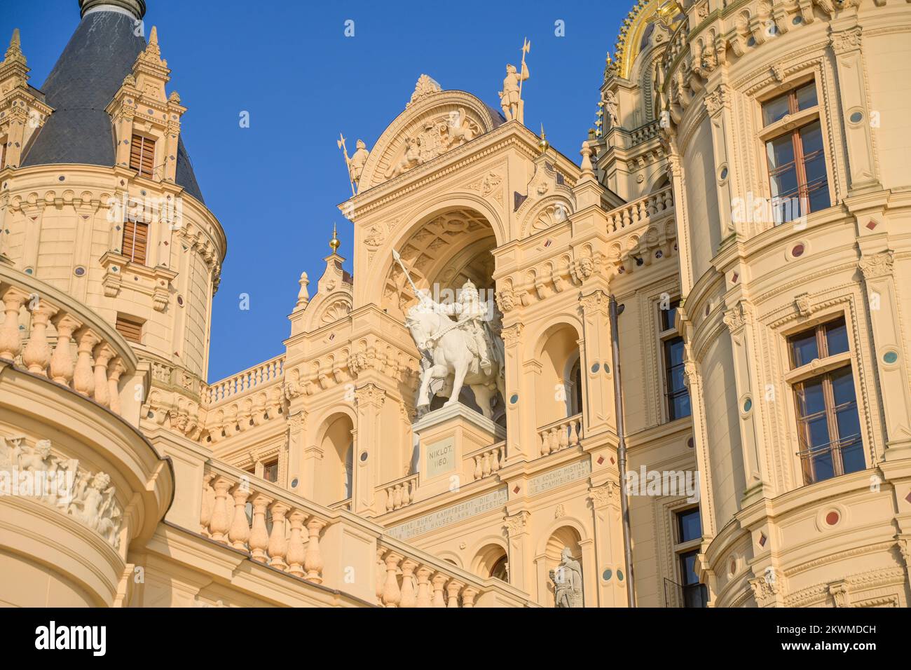 Schweriner Schloß mit Reiterstandbild Obotritenfürst Niklot, Landtag ...