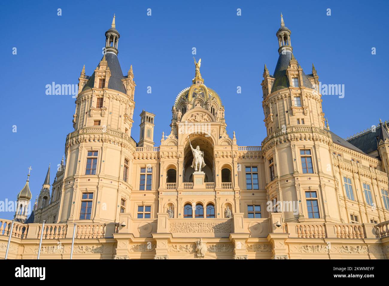 Schweriner Schloß mit Reiterstandbild Obotritenfürst Niklot, Landtag ...