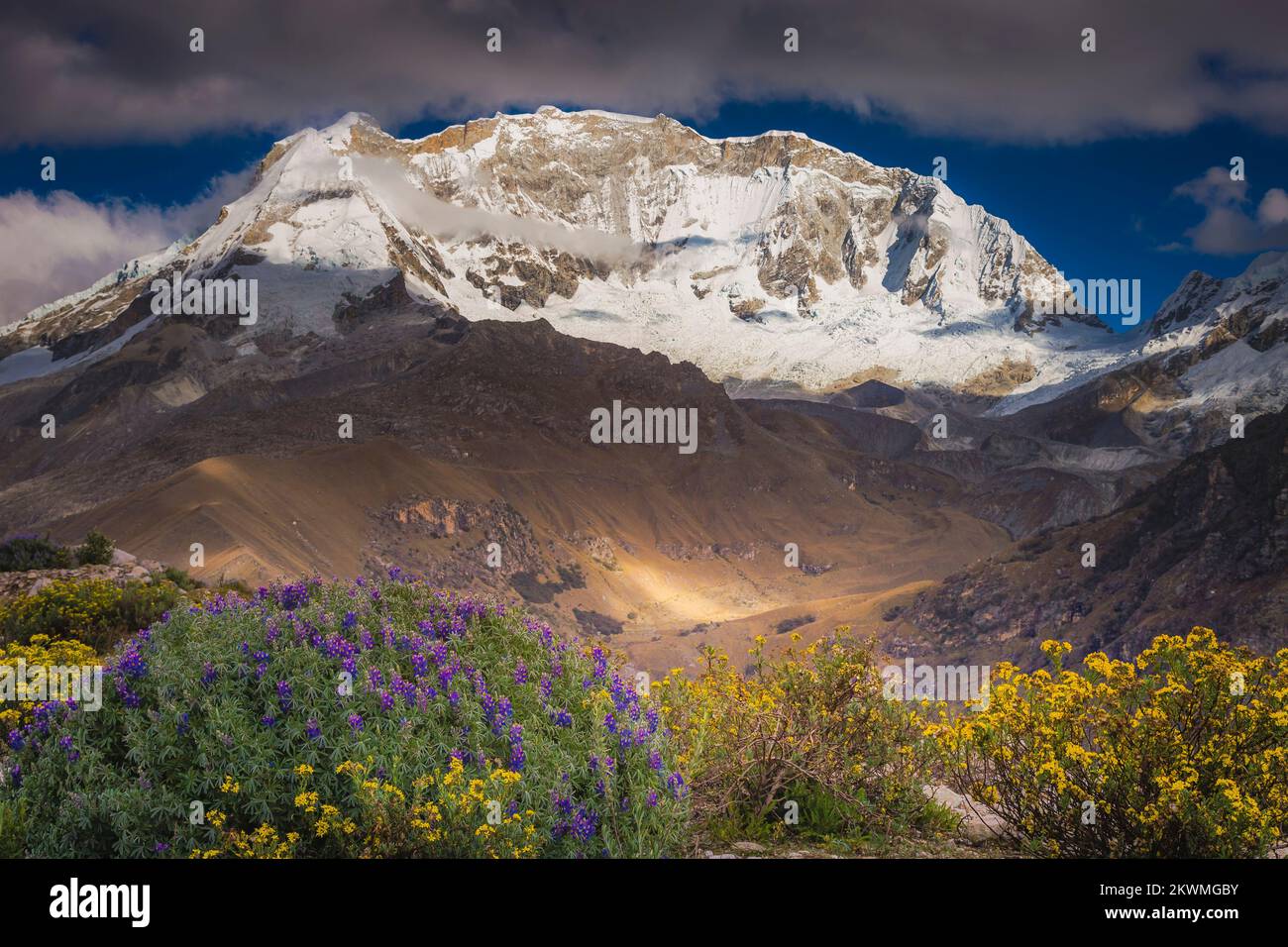 Huascaran Mountain massif in Cordillera Blanca, snowcapped Andes ...