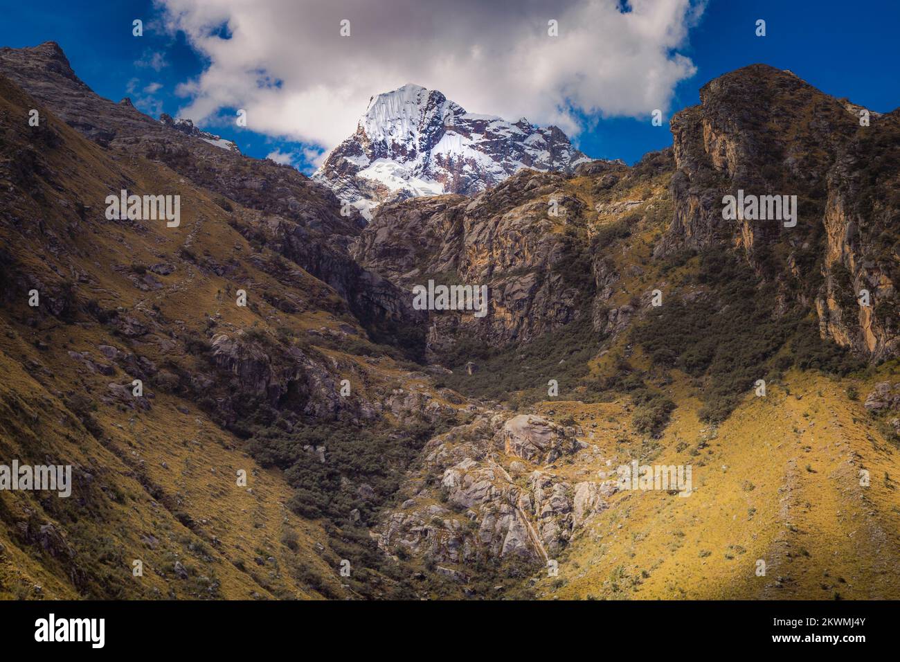 Huascaran Mountain massif in Cordillera Blanca, snowcapped Andes ...