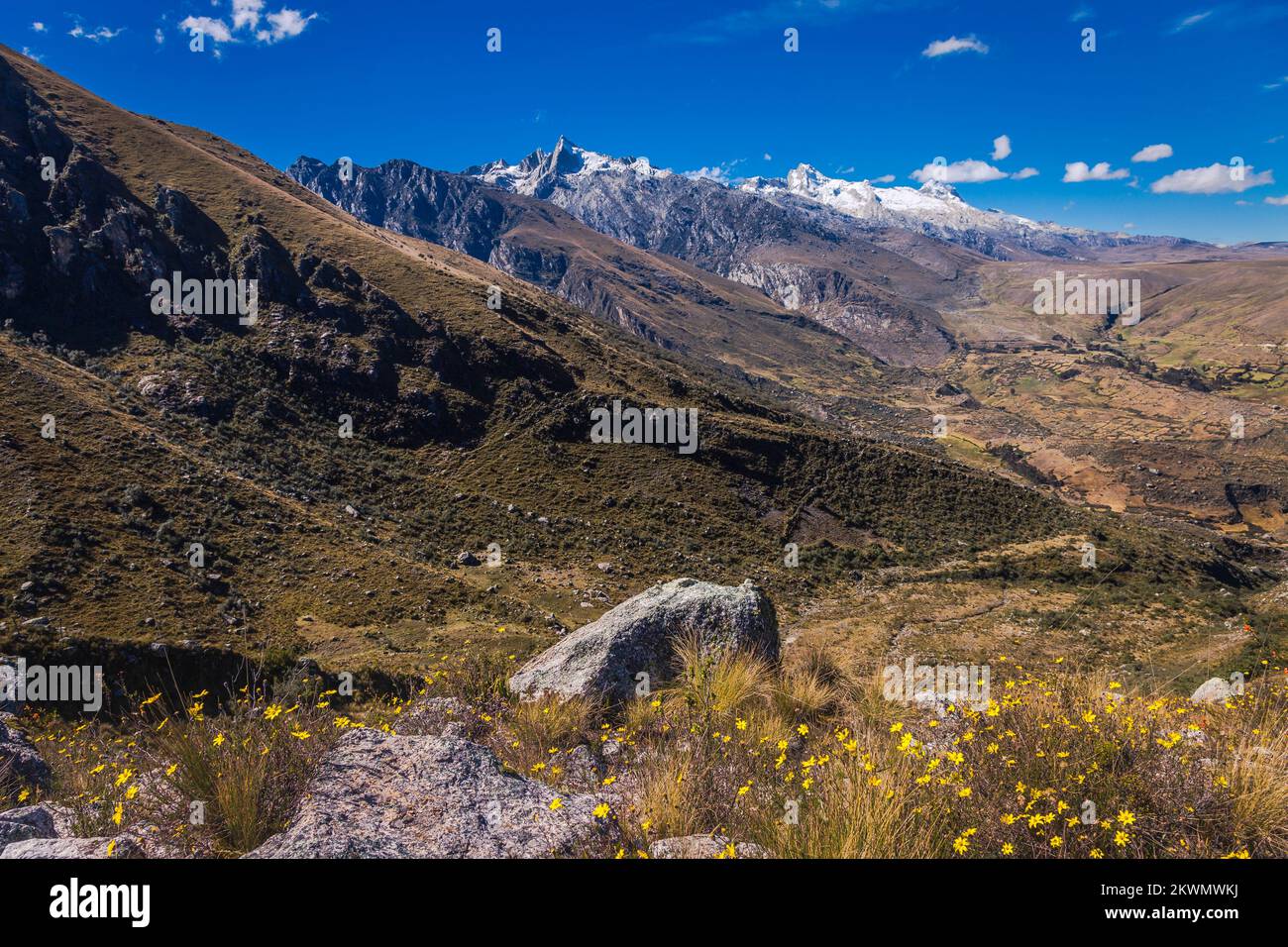Trekking path, mountain pass in Huascaran, Cordillera Blanca, Ancash ...
