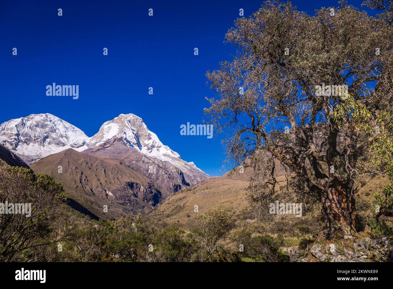 Huascaran Mountain massif in Cordillera Blanca, snowcapped Andes ...