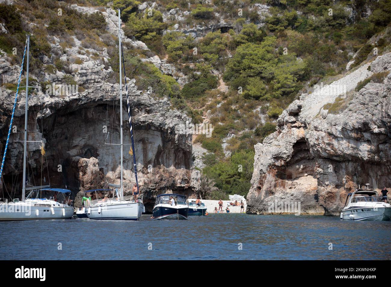 Island Vis- Bay Stiniva is protected 1967.godine. On the south side of ...