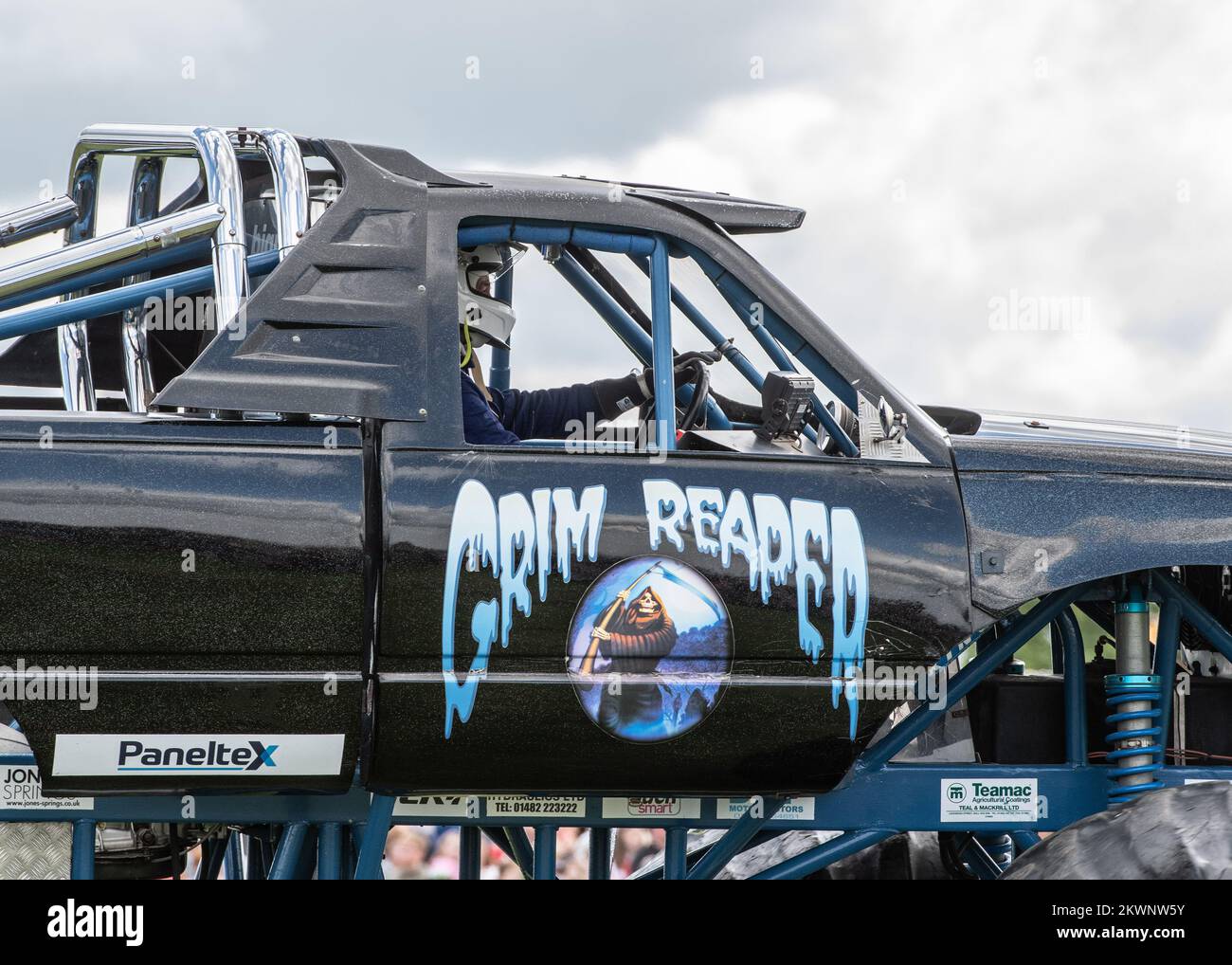 Jumping trucks hi-res stock photography and images - Alamy