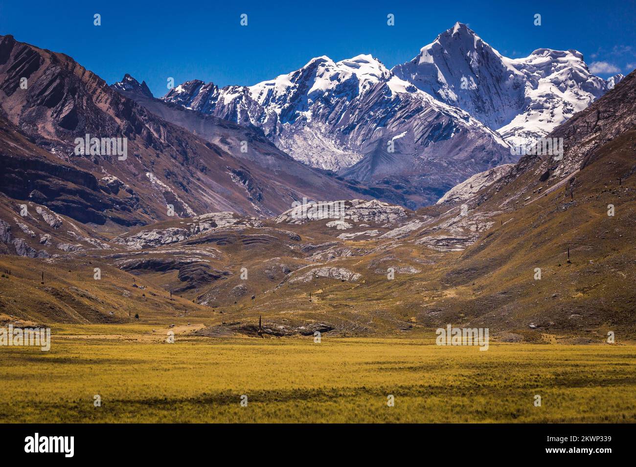 Huascaran Mountain massif in Cordillera Blanca, snowcapped Andes ...