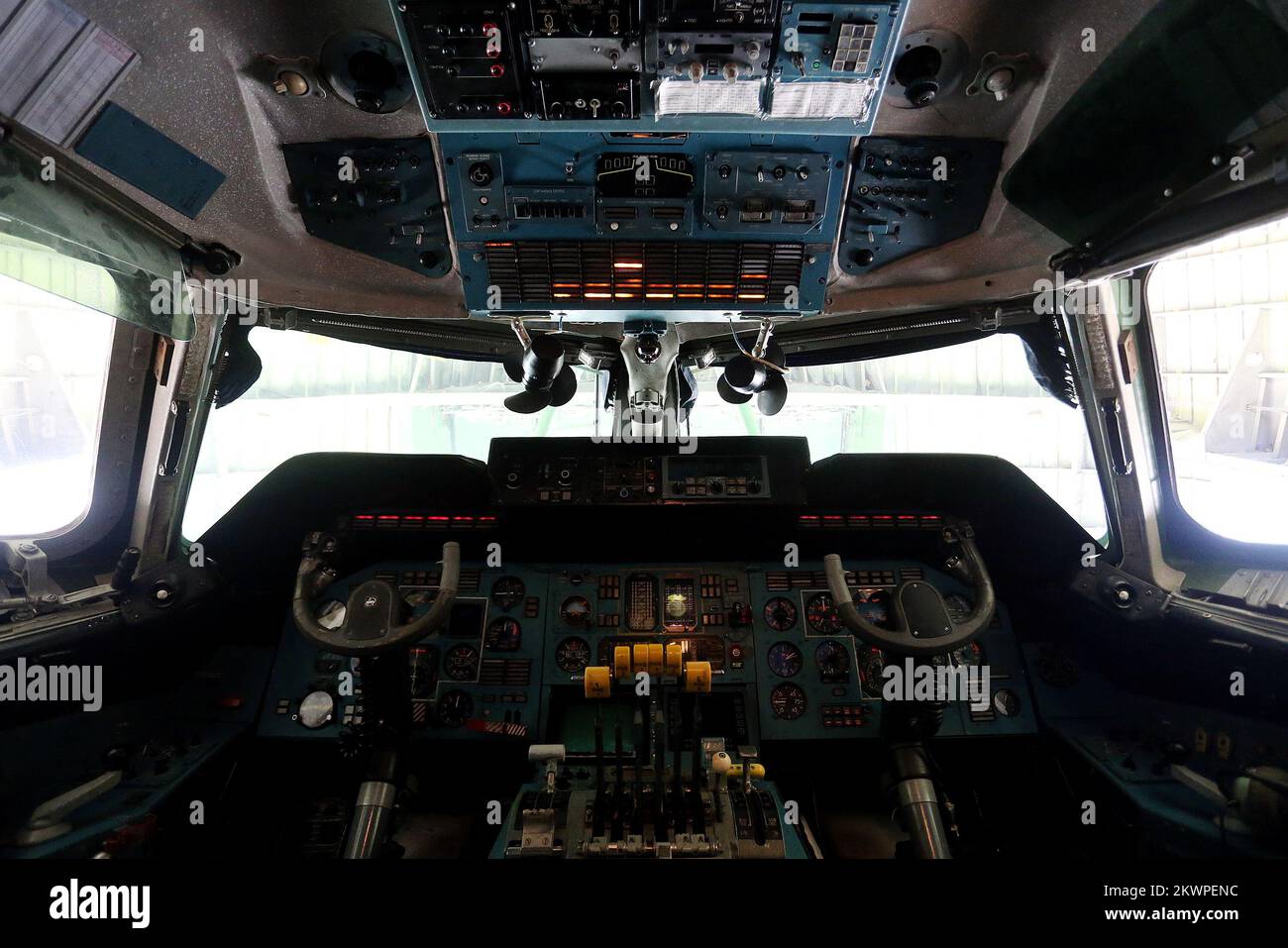 Cockpit antonov 225 hi-res stock photography and images - Alamy