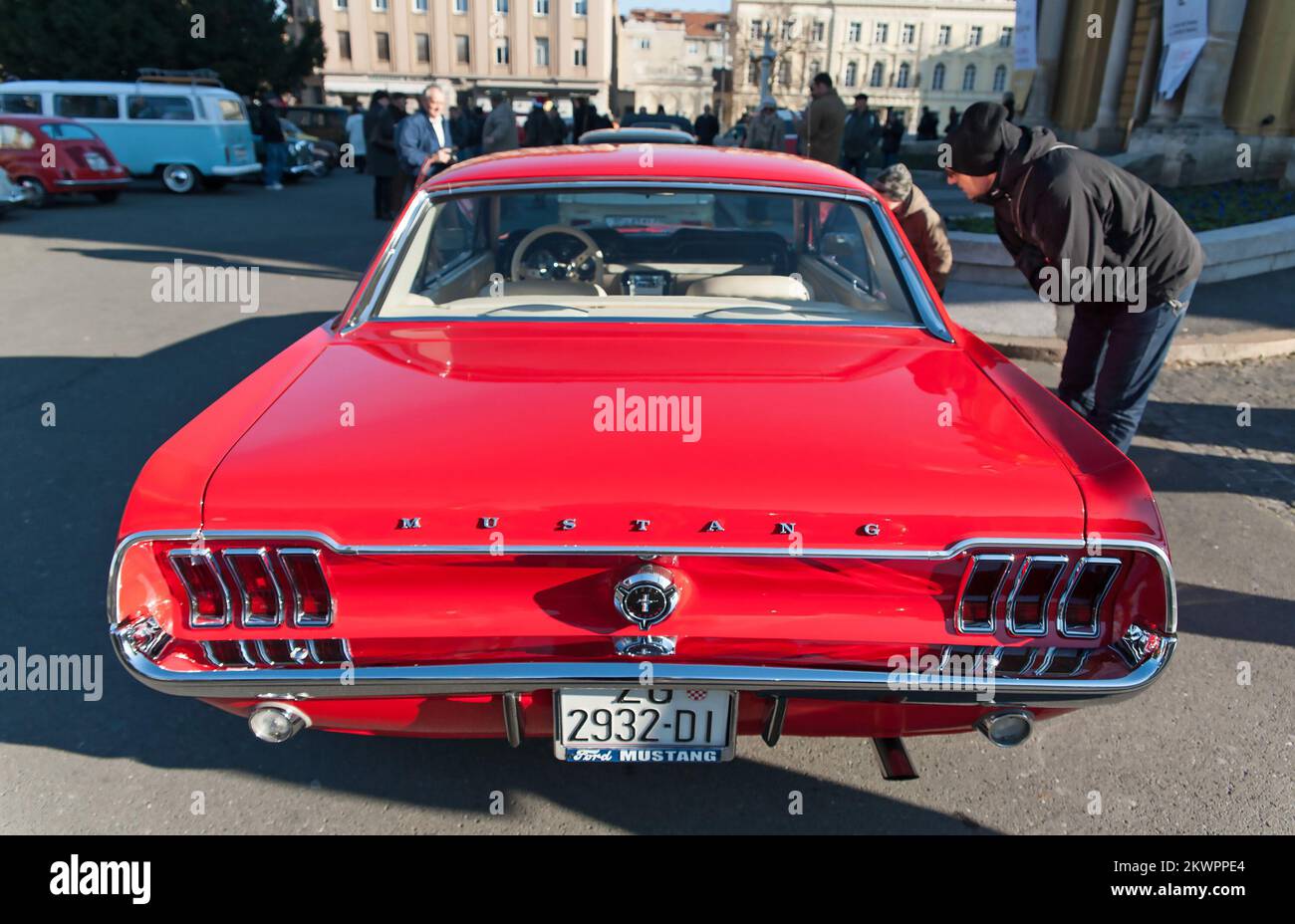 Column of vehicles hi-res stock photography and images - Alamy