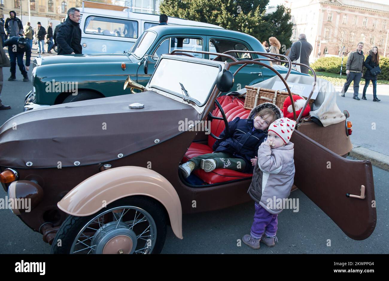 Column of vehicles hi-res stock photography and images - Alamy