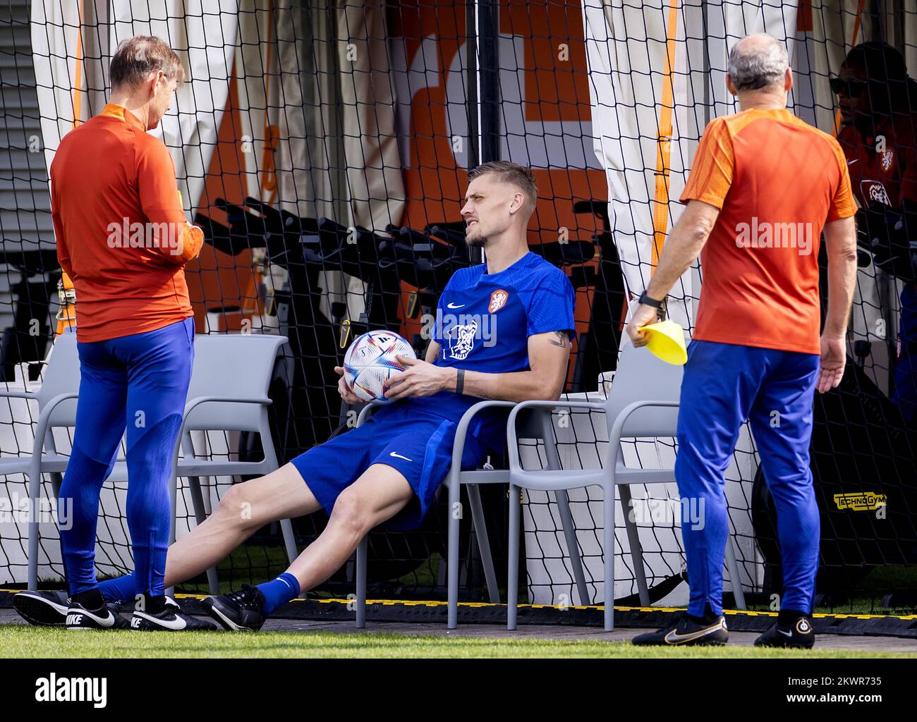 DOHA - Holland goalkeeper coach Frans Hoek and Holland goalkeeper ...