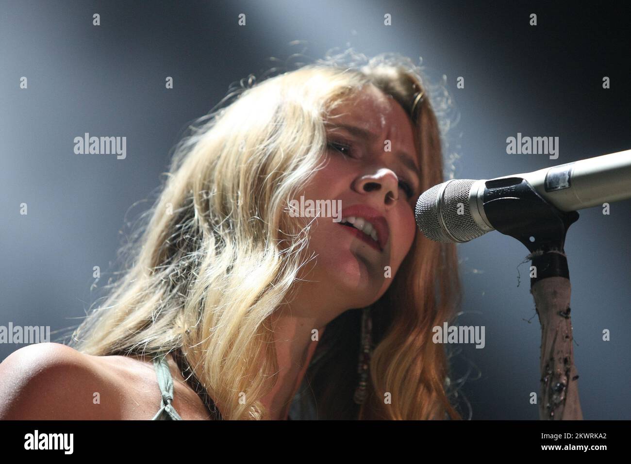 Singing performing on stage head shot hi-res stock photography and ...