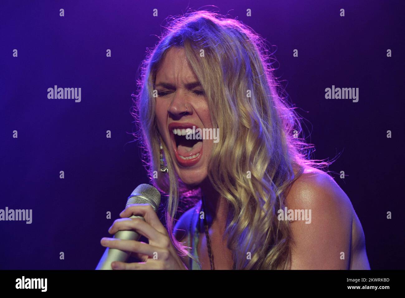 Singing performing on stage head shot hi-res stock photography and ...