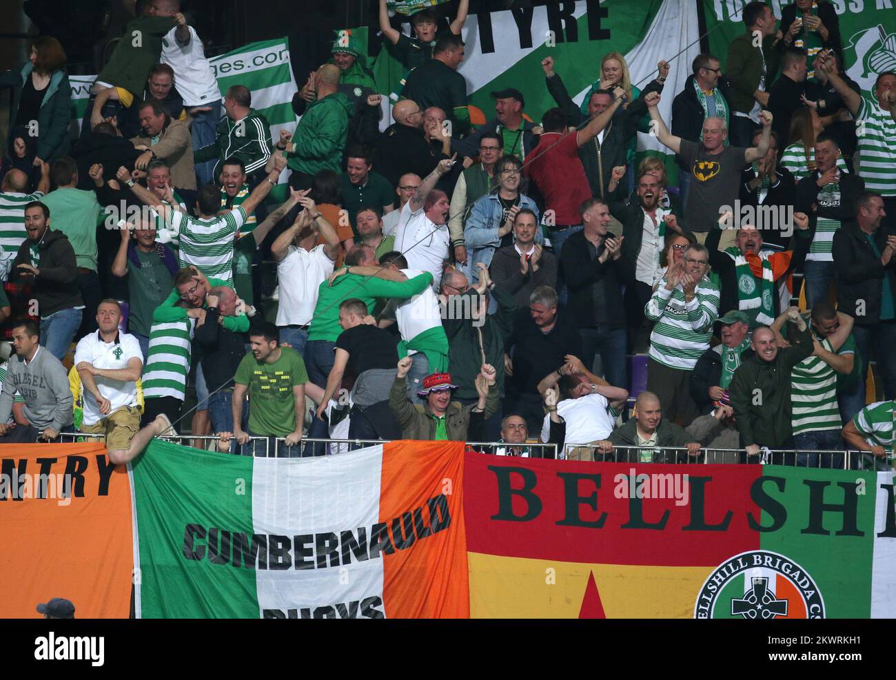Celtic fans celebrate their first goal Stock Photo - Alamy