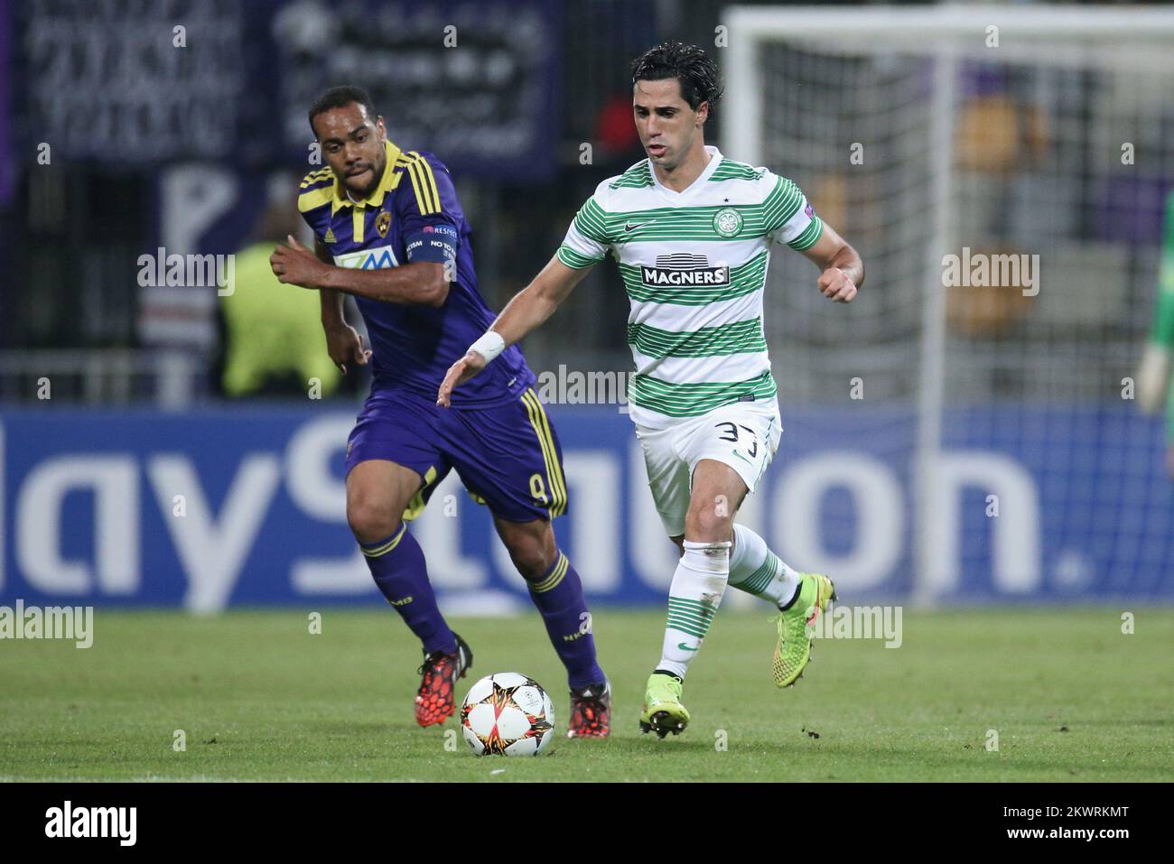 Marcos Tavares and Beram Kayal battle for the ball Stock Photo - Alamy