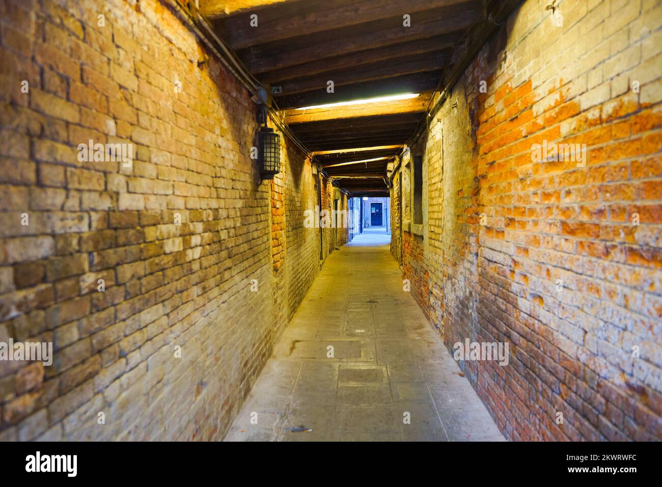 passageway in building in Venice center Stock Photo - Alamy
