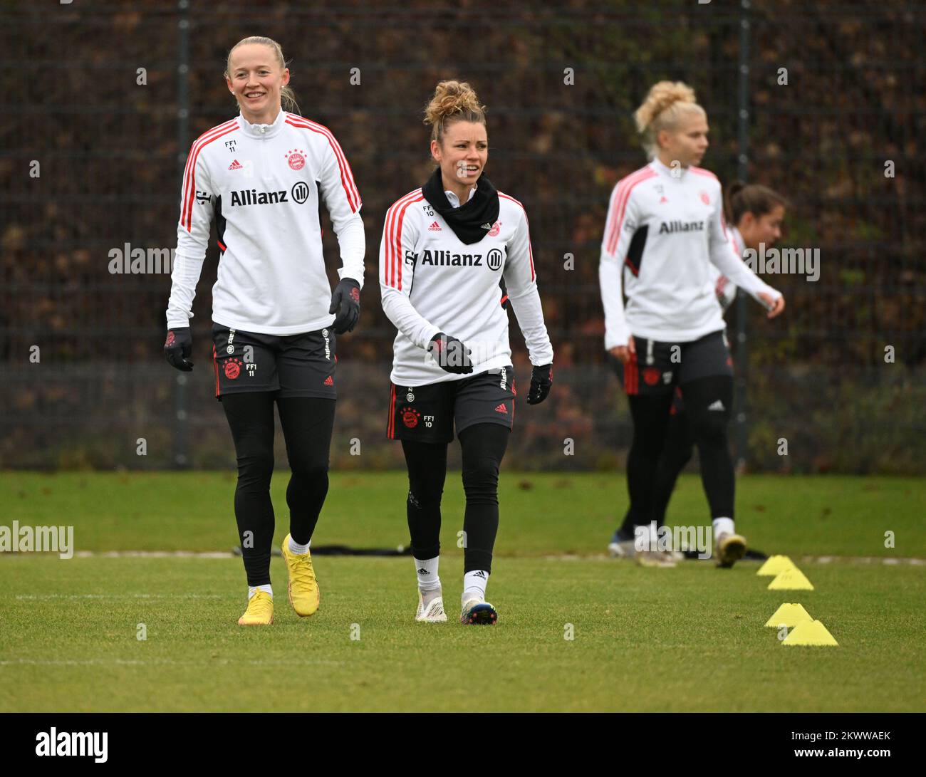 Munich, Germany. 30th Nov, 2022. Lea Schüller (l) and Lina Dallmann ...