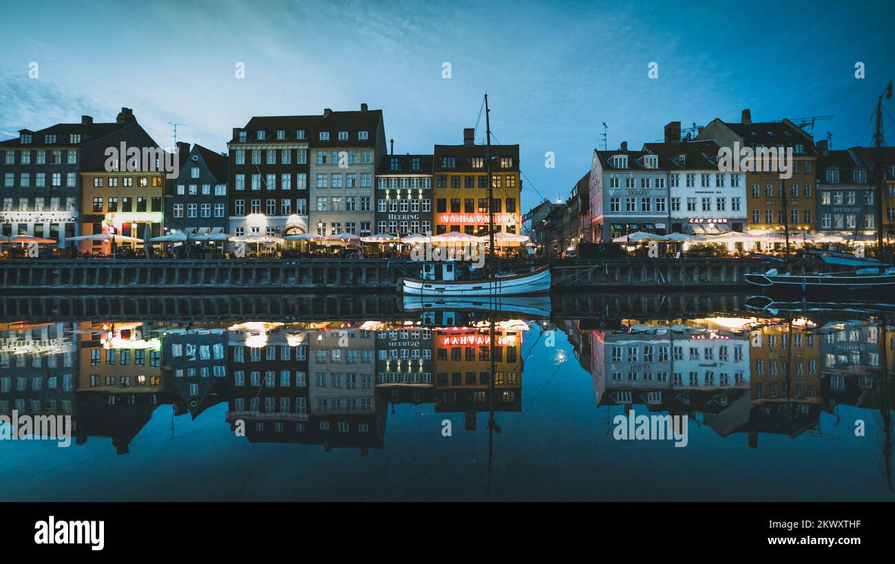 Colorful waterfront restaurants boats hi-res stock photography and ...