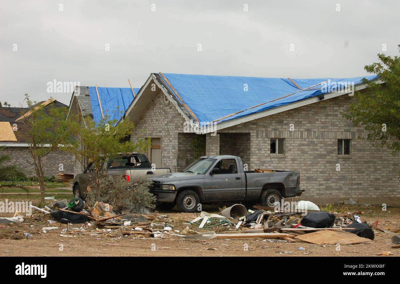 Blue tarp roof hi-res stock photography and images - Alamy