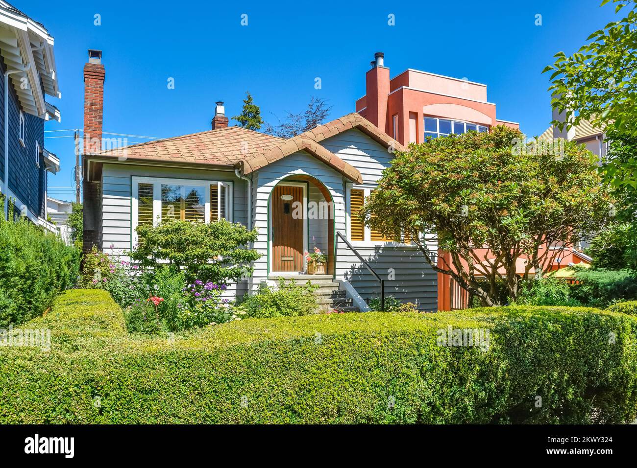 Residential house with green hedge on front yard Stock Photo - Alamy