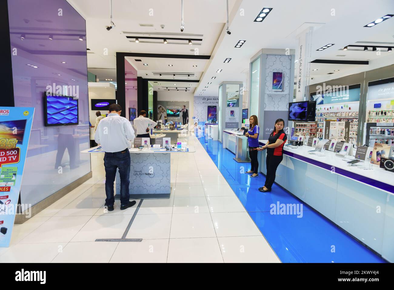 DUBAI - OCTOBER 15: gadgets and electronics devices shop in the Dubai ...