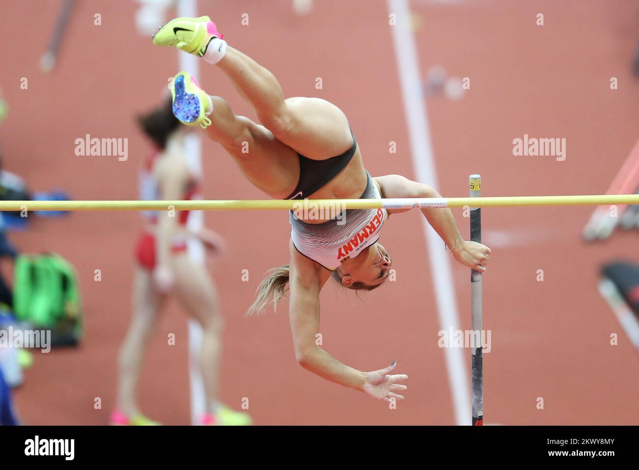 Pole vault final hi-res stock photography and images - Alamy