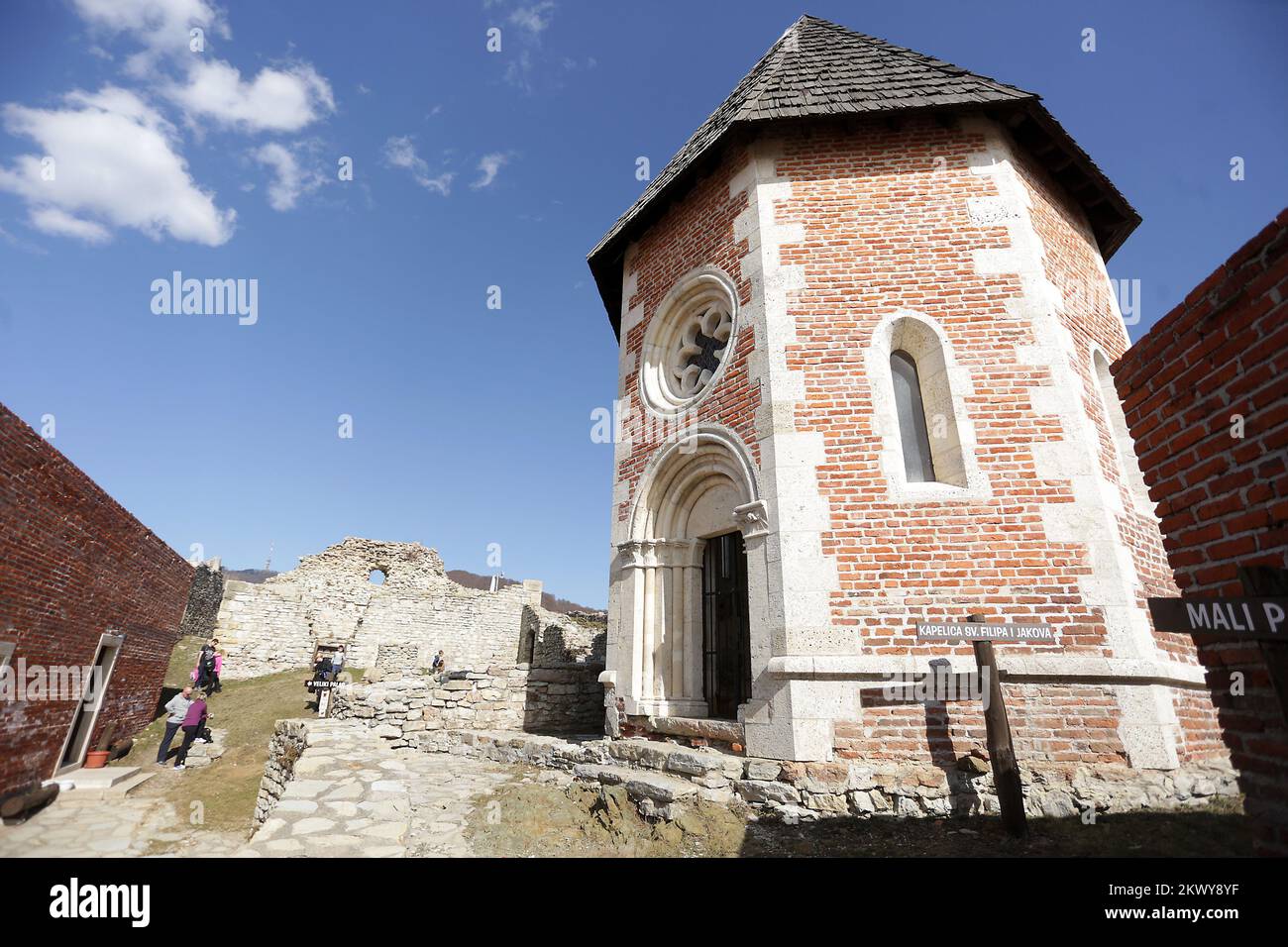 Castle built on a mountain spur hi-res stock photography and images - Alamy