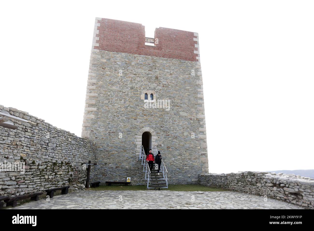 Castle built on a mountain spur hi-res stock photography and images - Alamy