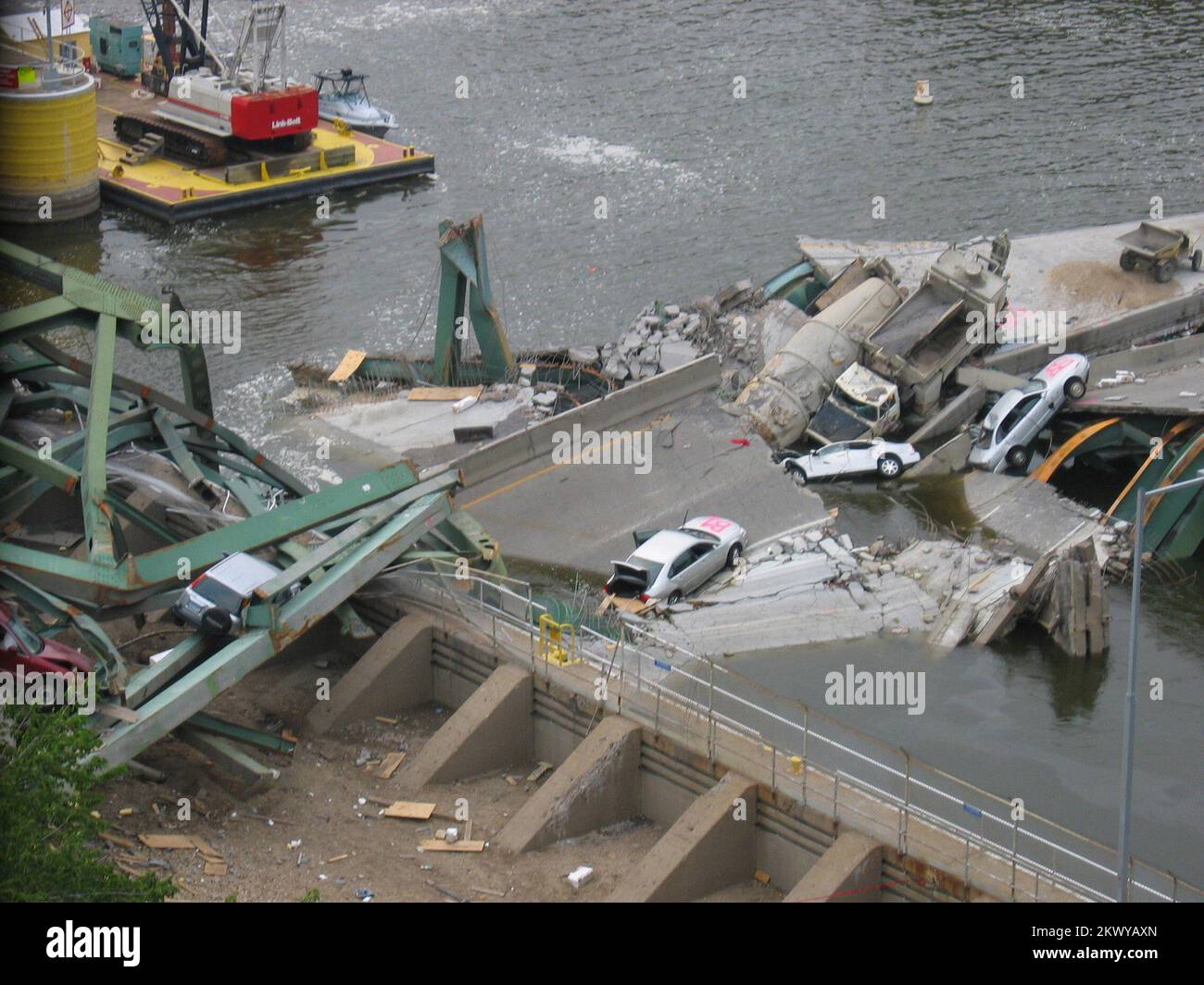 Minneapolis bridge damage hi-res stock photography and images - Alamy