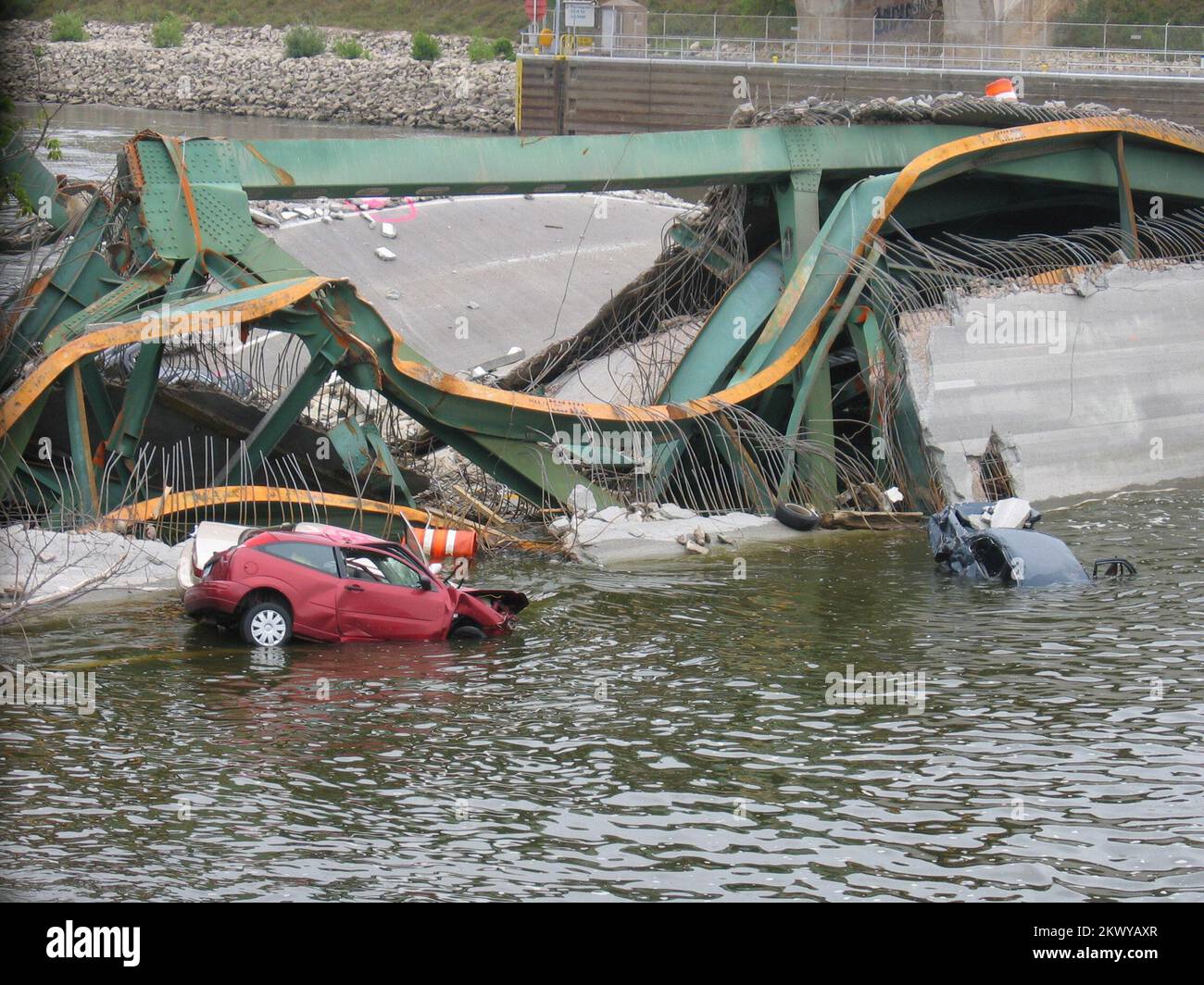 Minneapolis bridge damage hi-res stock photography and images - Alamy