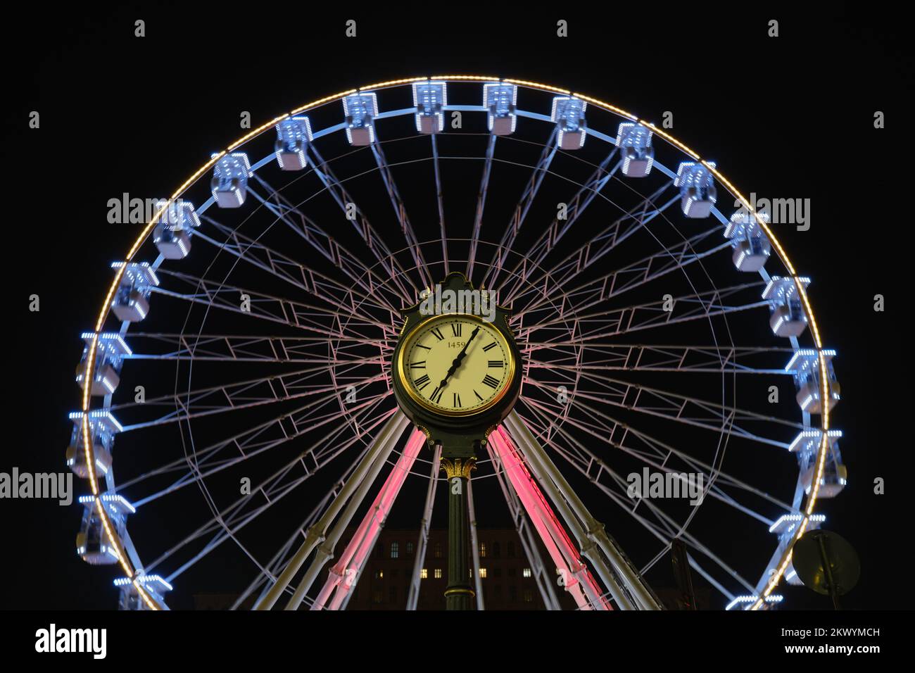 Ferris wheel for Christmas, behind the public Parliament clock in ...