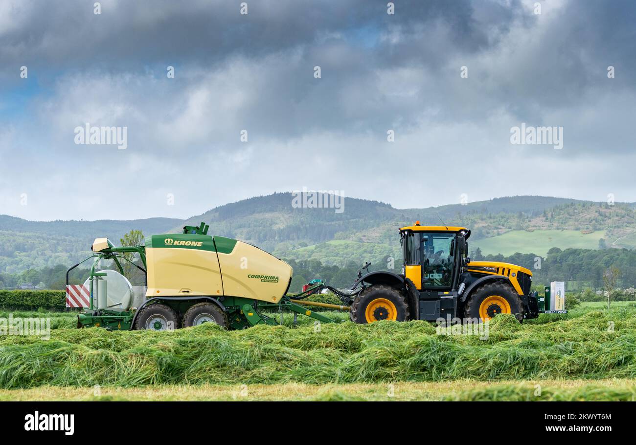 JCB Fastrac baling with a Krone Comprima one pass big baling system ...