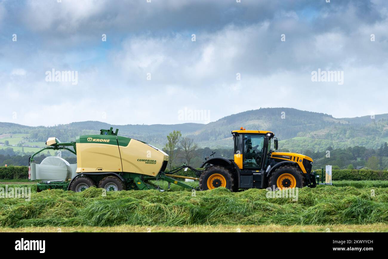 JCB Fastrac baling with a Krone Comprima one pass big baling system ...