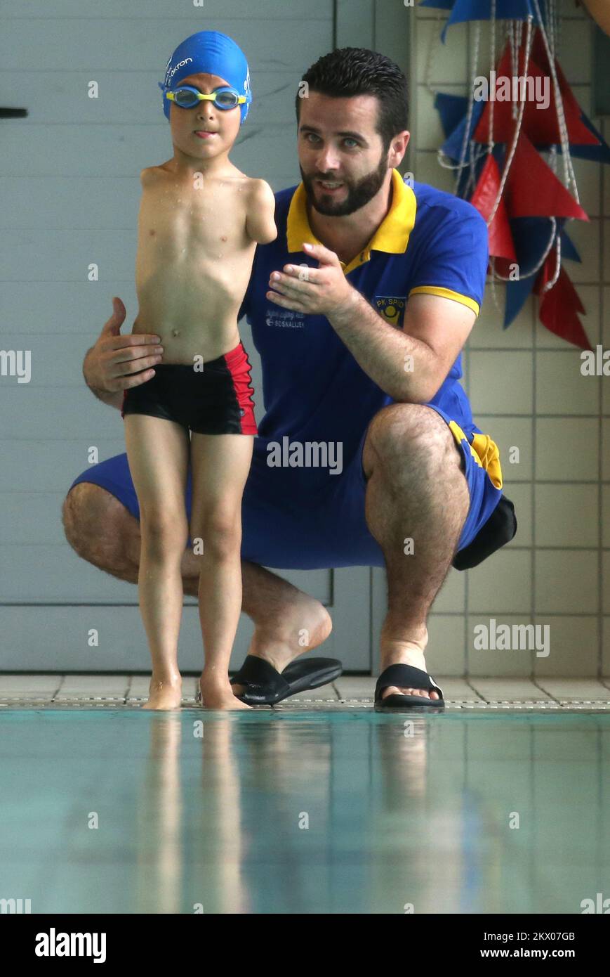 Handless arms hi-res stock photography and images - Alamy