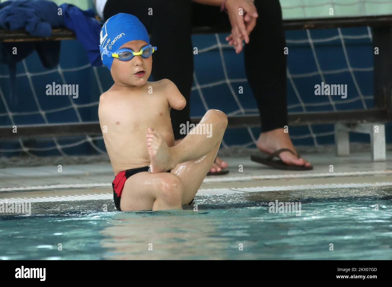 Handless arms hi-res stock photography and images - Alamy