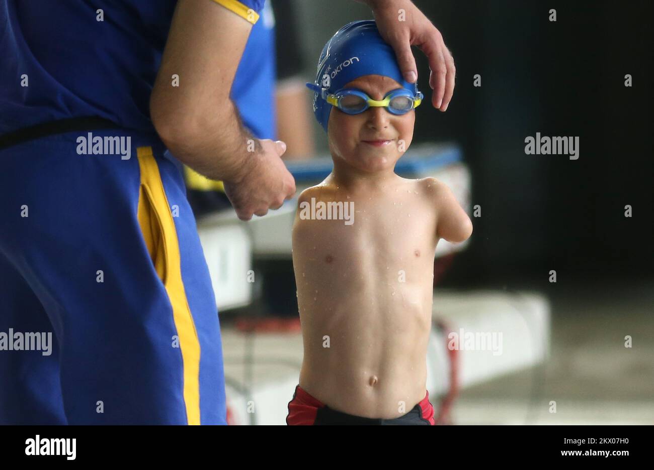 Handless arms hi-res stock photography and images - Alamy