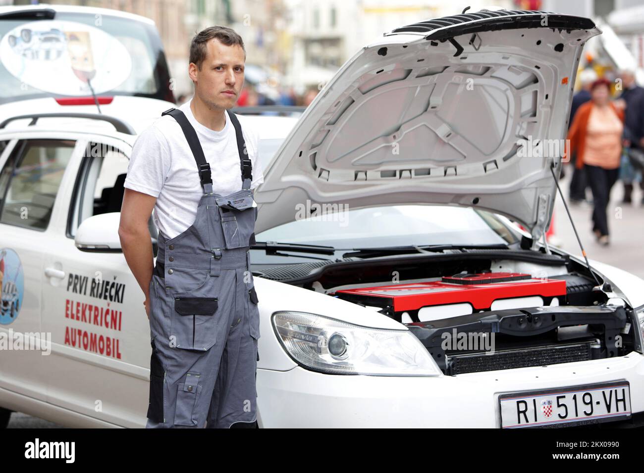 100 kwh battery hi-res stock photography and images - Alamy