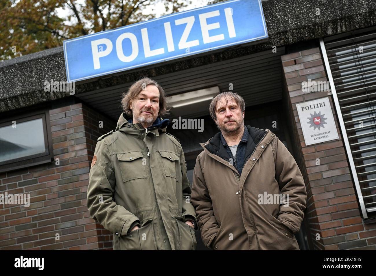Varel, Germany. 30th Nov, 2022. Sven Stricker (l), author, stands with ...