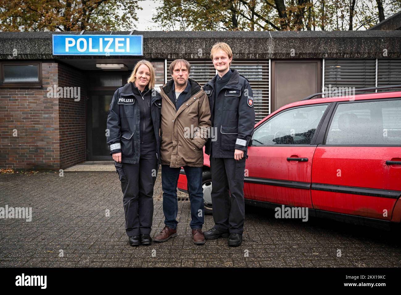 Varel, Germany. 30th Nov, 2022. Actors Katrin Wichmann (l-r), Bjarne ...