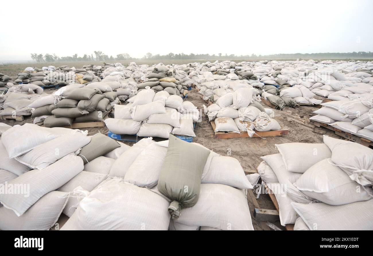Levee sandbag reinforcement flood hi-res stock photography and images ...