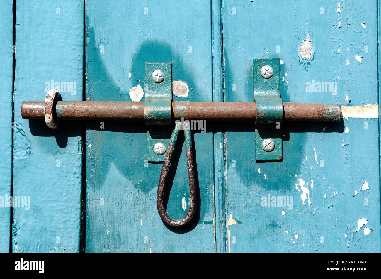Locks and hinges on an old flaked paint timber door painted green Stock ...